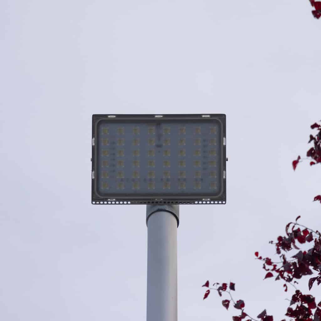 Kantelbare terrein lichtmast - 6 meter – In alle RAL kleuren mogelijk ...